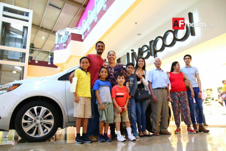 Liverpool entrega camioneta a clienta ganadora de sorteo - GenteAF